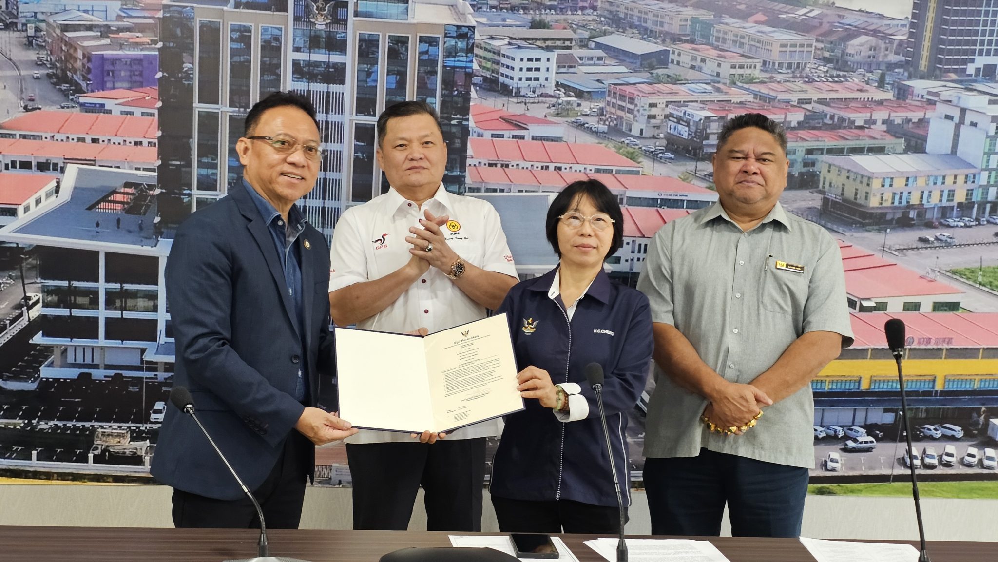 41 KMKK DUN Repok terima sijil pelantikan - UTUSAN SARAWAK