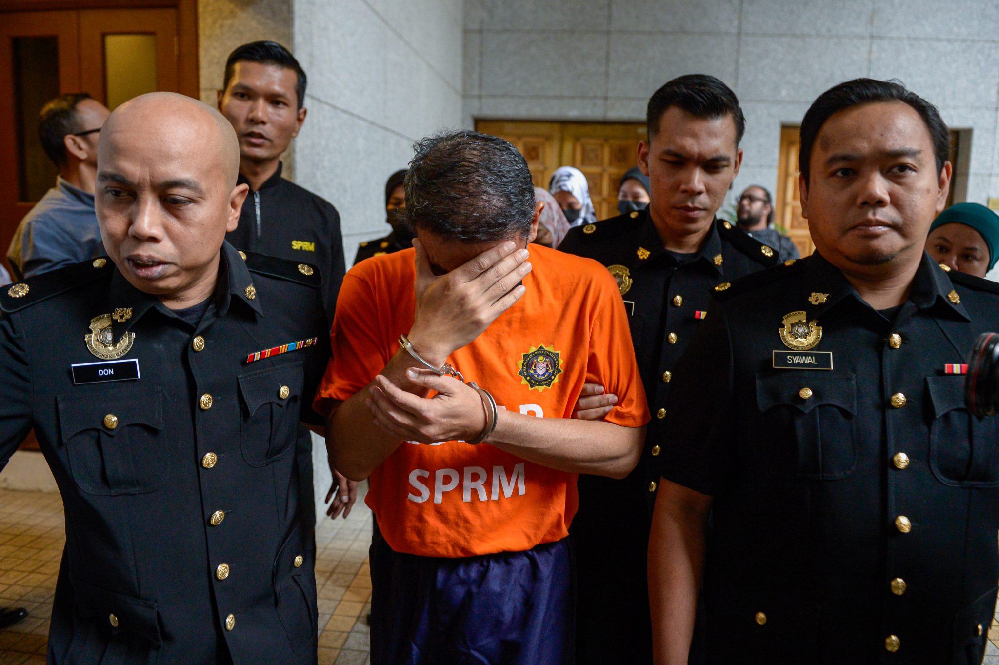 Bekas Panglima Tentera Darat, dua isteri tiba di Mahkamah Majistret ...