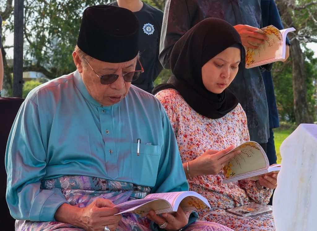 Premier Sarawak ziarah kubur Allahyarhamah Puan Sri Datuk Amar Juma’ani ...
