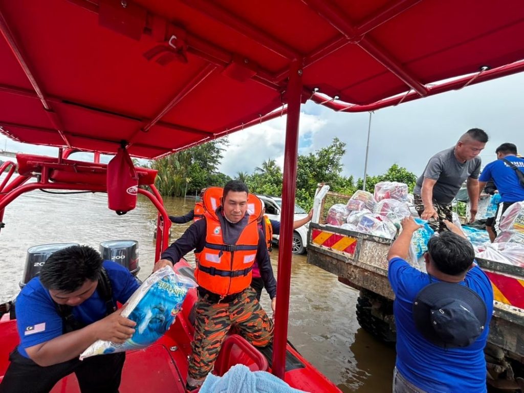 60 pek bantuan makanan dihantar ke Kampung Melayu Sebauh - UTUSAN SARAWAK
