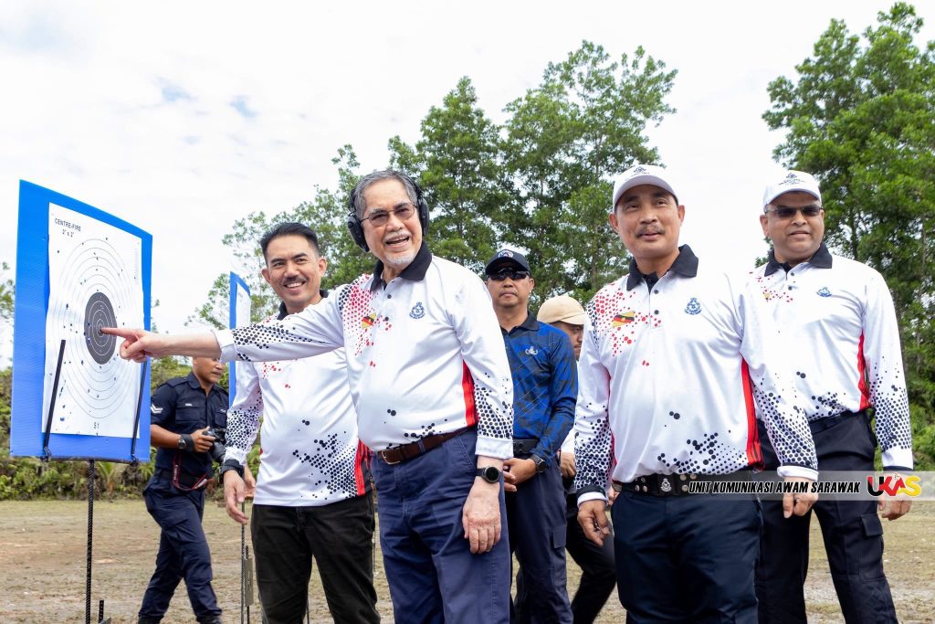 Tun Wan Junaidi sertai latihan menembak di PULAPOL Kuching - UTUSAN SARAWAK