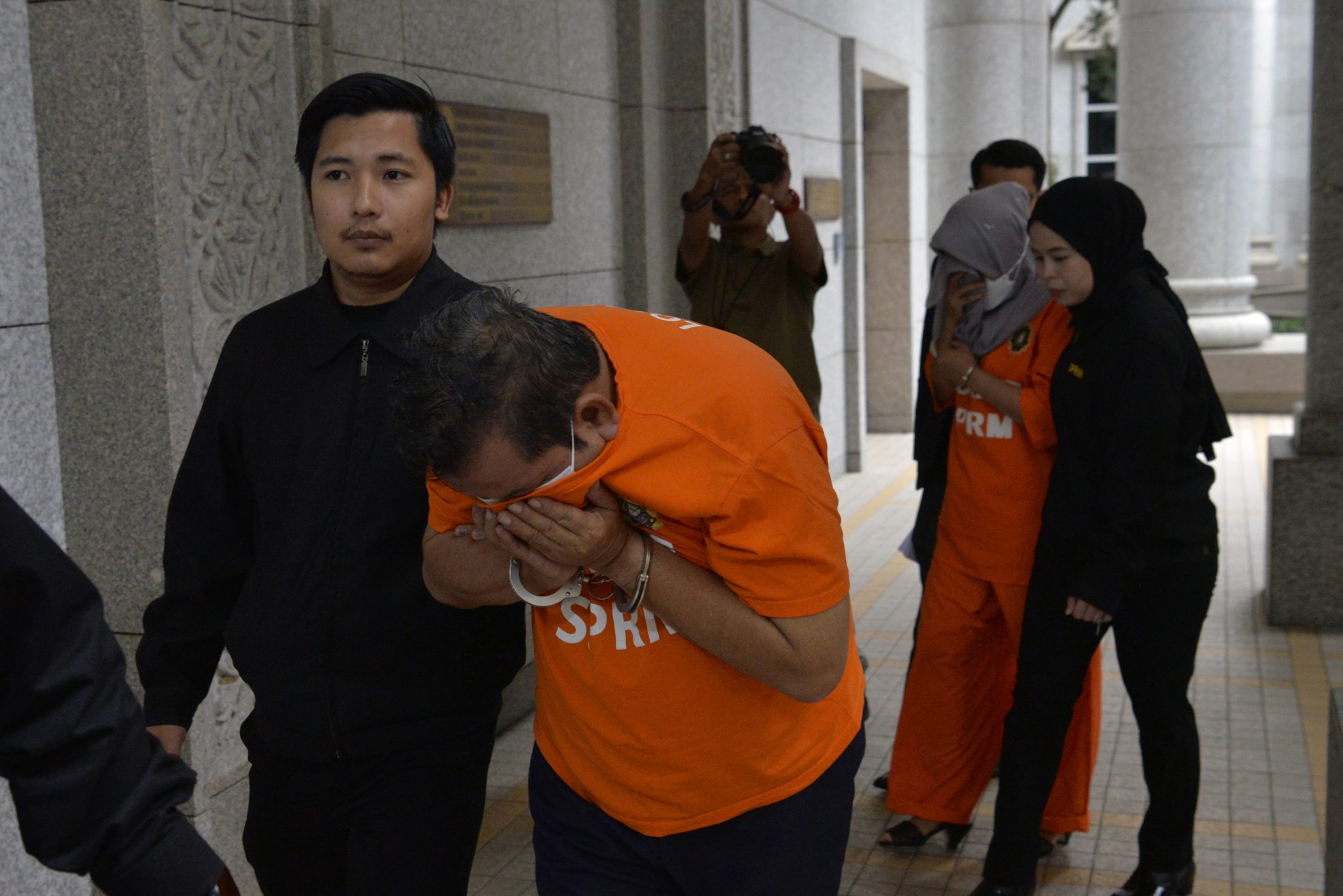 Bekas setiausaha politik, isteri direman bantu siasatan rasuah - UTUSAN ...