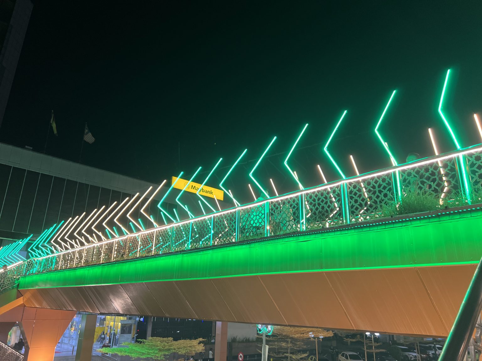 Bazar Aidilfitri Satok kembali meriah dengan lampu hiasan baharu ...
