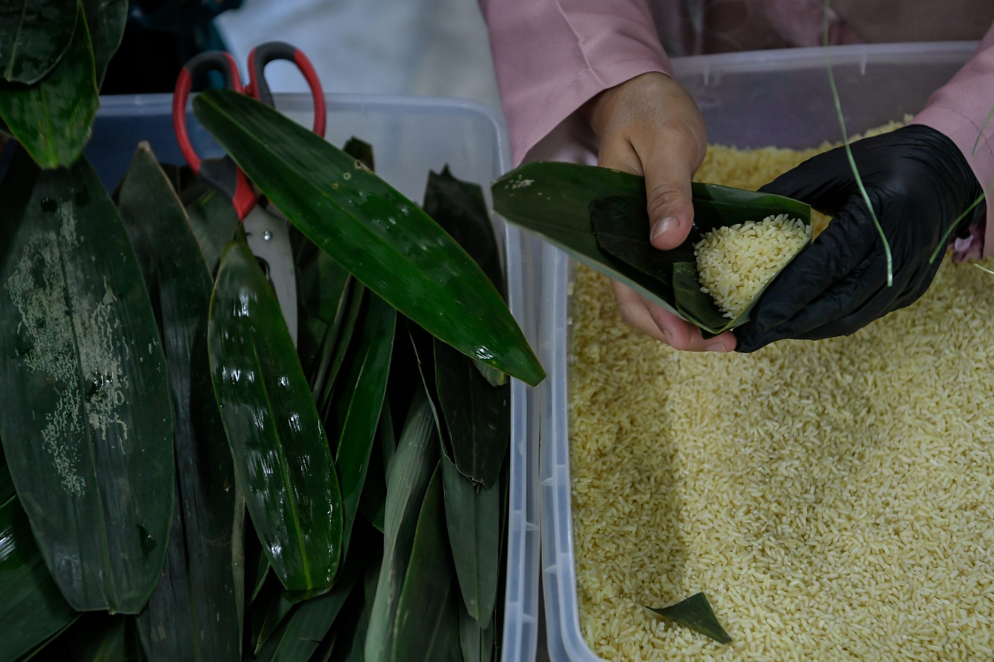 Permintaan ketupat daun buluh meningkat sepanjang Ramadan - UTUSAN SARAWAK