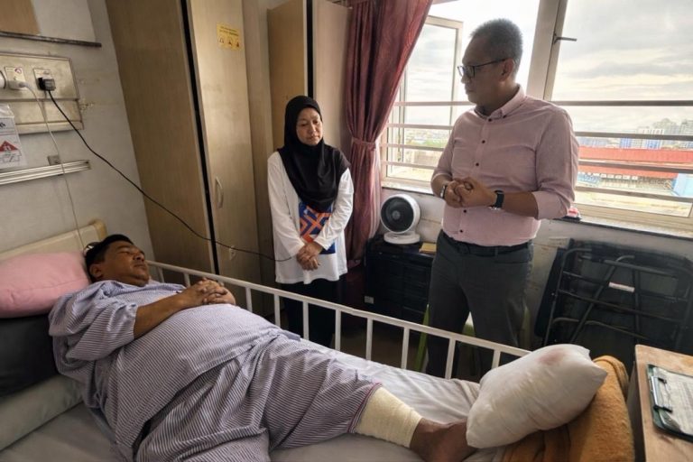 Abdullah Saidol ziarah jurufoto Bernama di HUS - UTUSAN SARAWAK