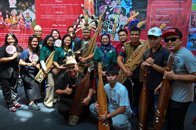 Alunan muzik sape simbol perpaduan pada BNF 2026 - UTUSAN SARAWAK