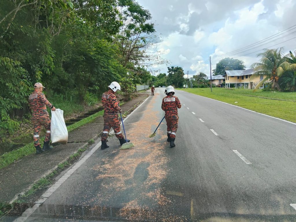 Bomba tangani tumpahan minyak di Jalan Bangunan Kerajaan - UTUSAN SARAWAK